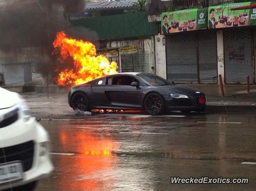 Une Audi R8 neuve prend feu à Bangkok