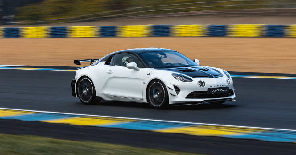 L’Alpine A110 R Ultime se prend pour une voiture de compétition