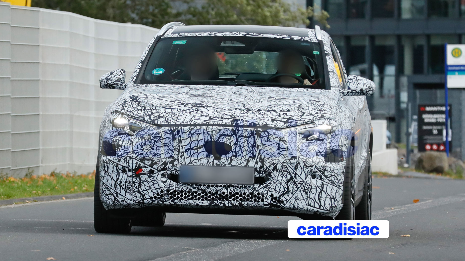 Camouflé, le SUV électrique Mercedes-AMG GLA se déplace sur le réseau ...