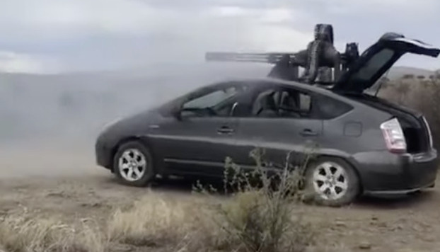 Il installe une mitrailleuse sur sa Prius