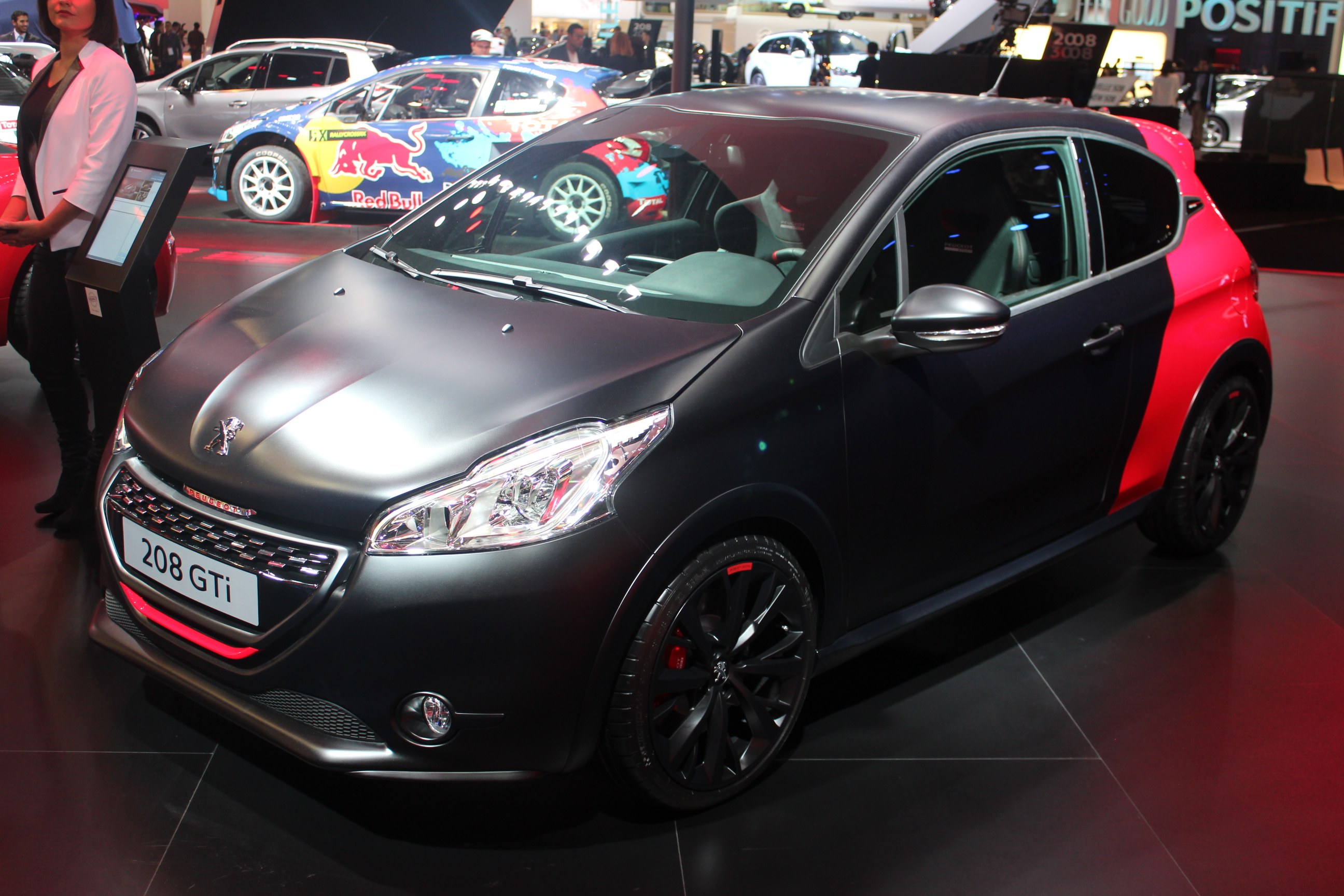 Peugeot 208 GTI 30th : en rouge et noir - Vidéo en direct du Salon de ...