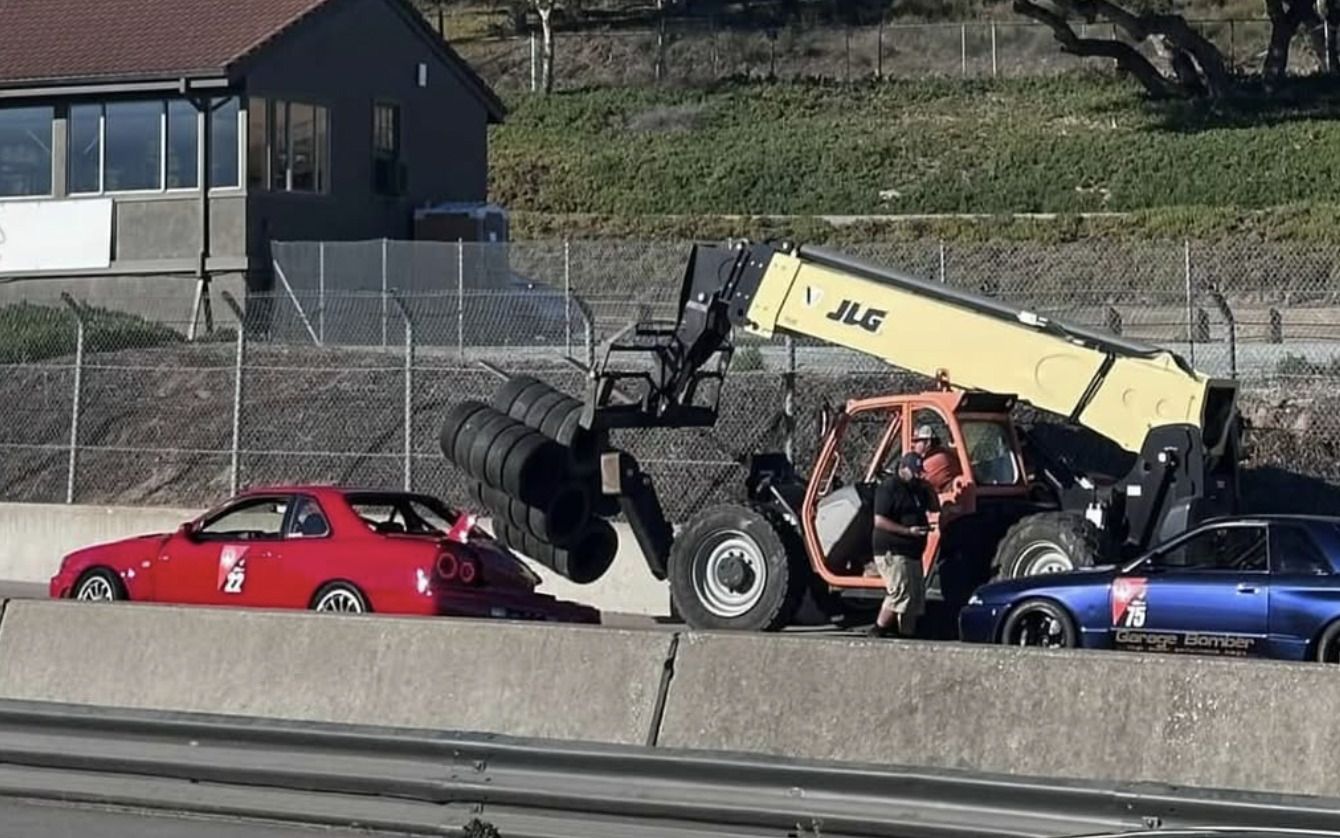 Il écrase une rare R34 GT-R rouge lors d’un trackday