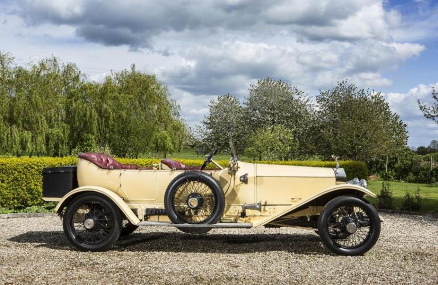 Une Rolls-Royce ayant servi de salle d'opération mise en vente chez Bonhams