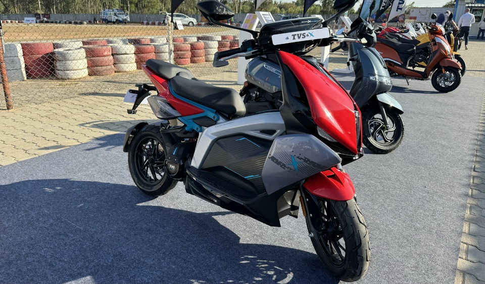TVS X : quand le scooter électrique s'inspire de Tesla (Présentation)