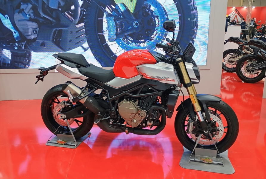Le maxi-roadster QJMotor SRK 900 est enfin prêt