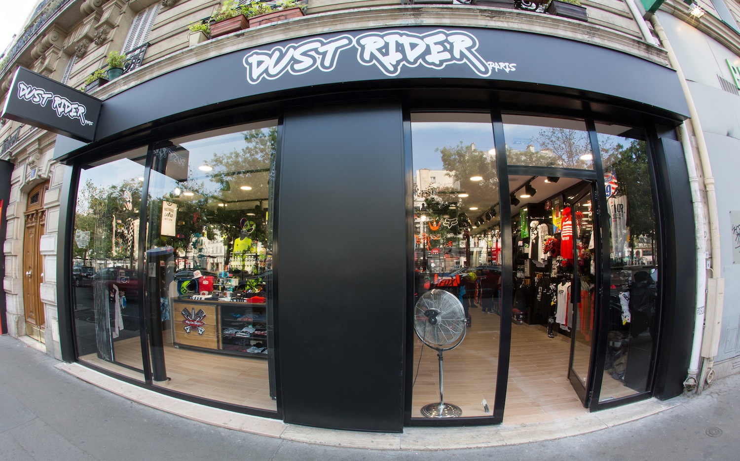 Dust Rider Paris: aujourd'hui c'est séance de dédicaces avec les ...