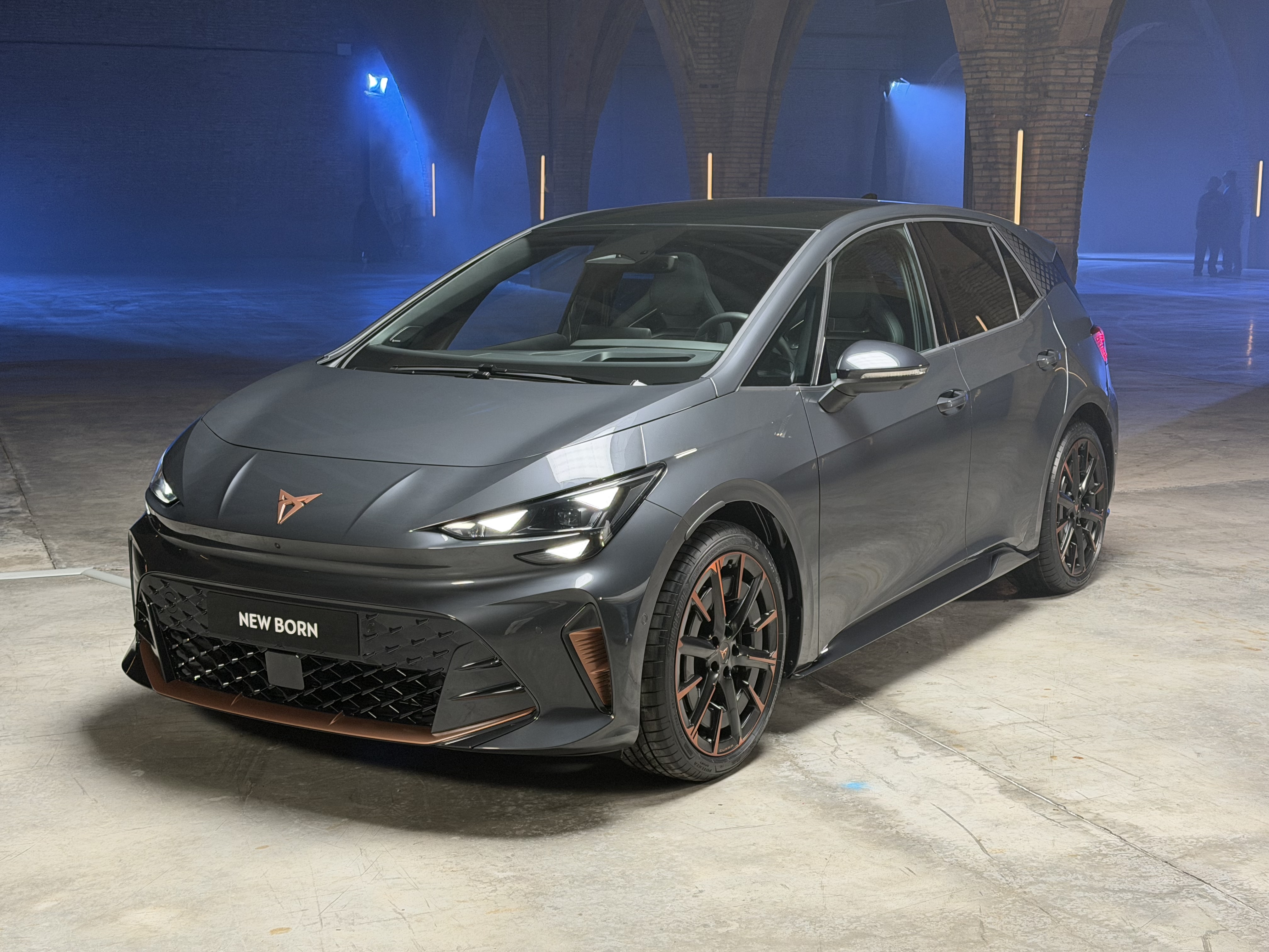 La Cupra Born restylée signe le grand retour des vrais boutons au lieu ...
