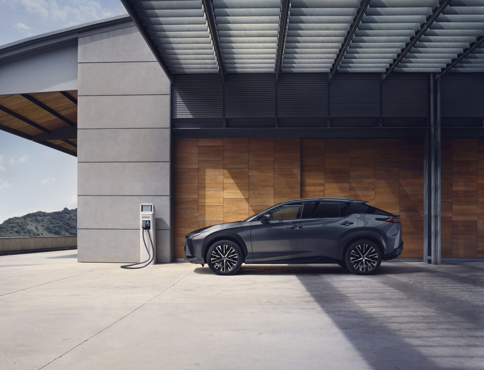 Le Lexus RZ 300e, un SUV électrique au prix un peu allégé