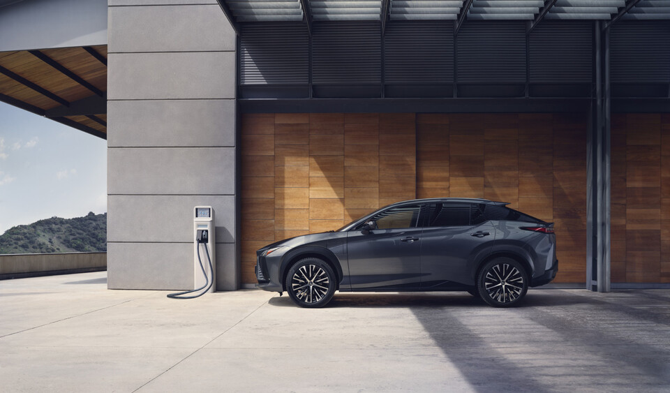 Le Lexus RZ 300e, un SUV électrique au prix un peu allégé