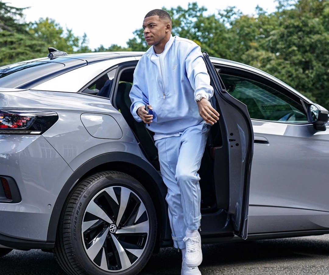 En quoi roule Kylian Mbappé, le champion sans permis