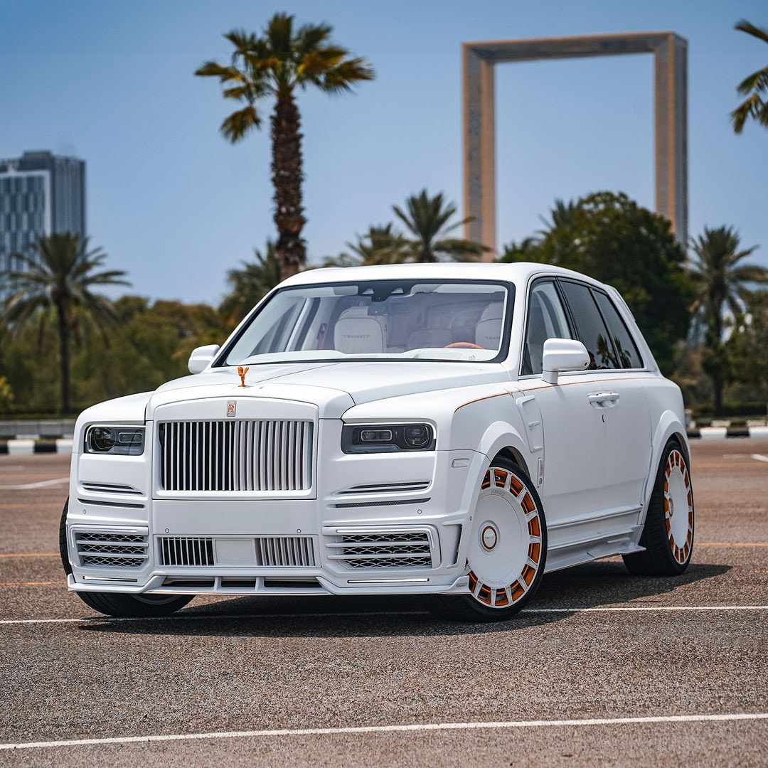 Impossible de passer inaperçu avec ce Rolls-Royce Cullinan blanc et orange