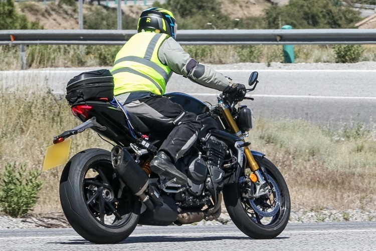 La Triumph Speed Triple répond aux Ducati et BMW