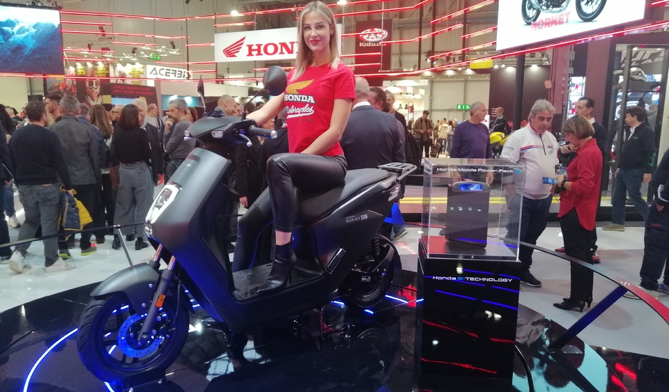 En direct de Milan 2022 : avec le scooter EM1 e, Honda se met à l ...