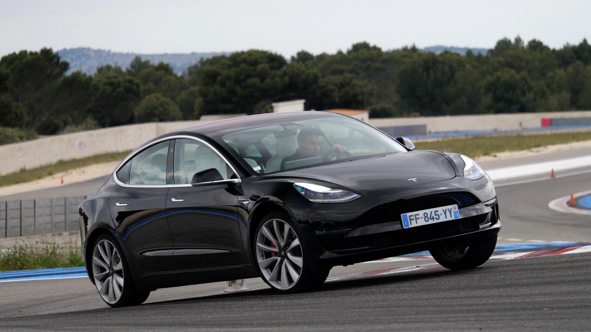 Tesla Model 3: on l'a mise sur circuit! (reportage vidéo)
