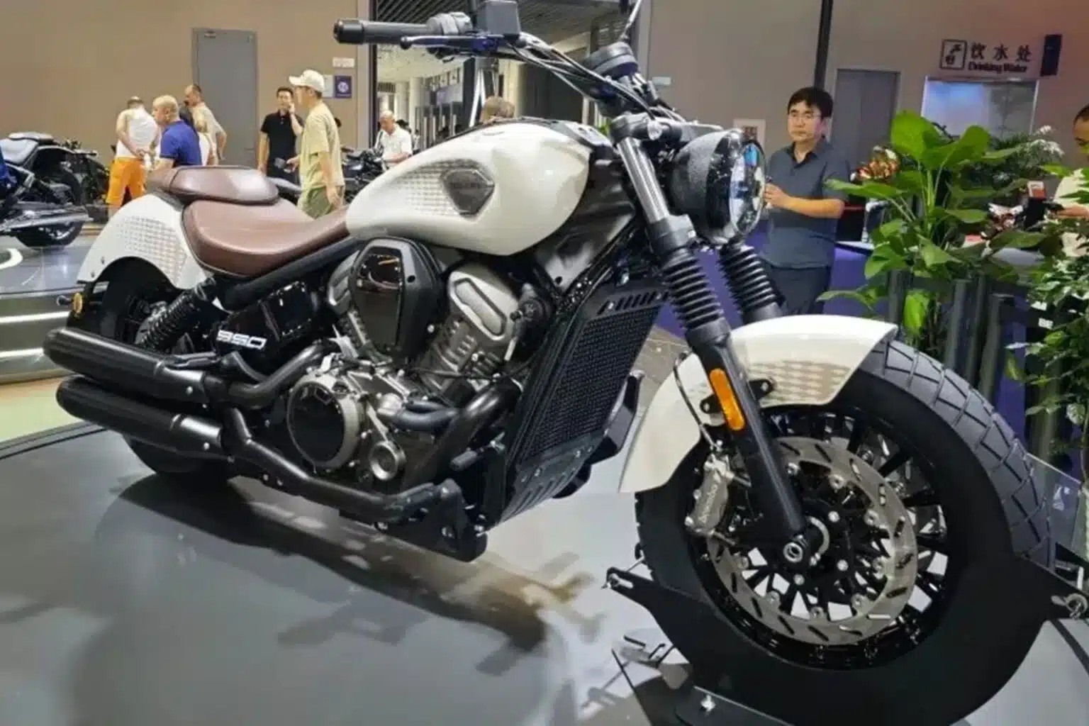 Benda dévoile un gros custom V4