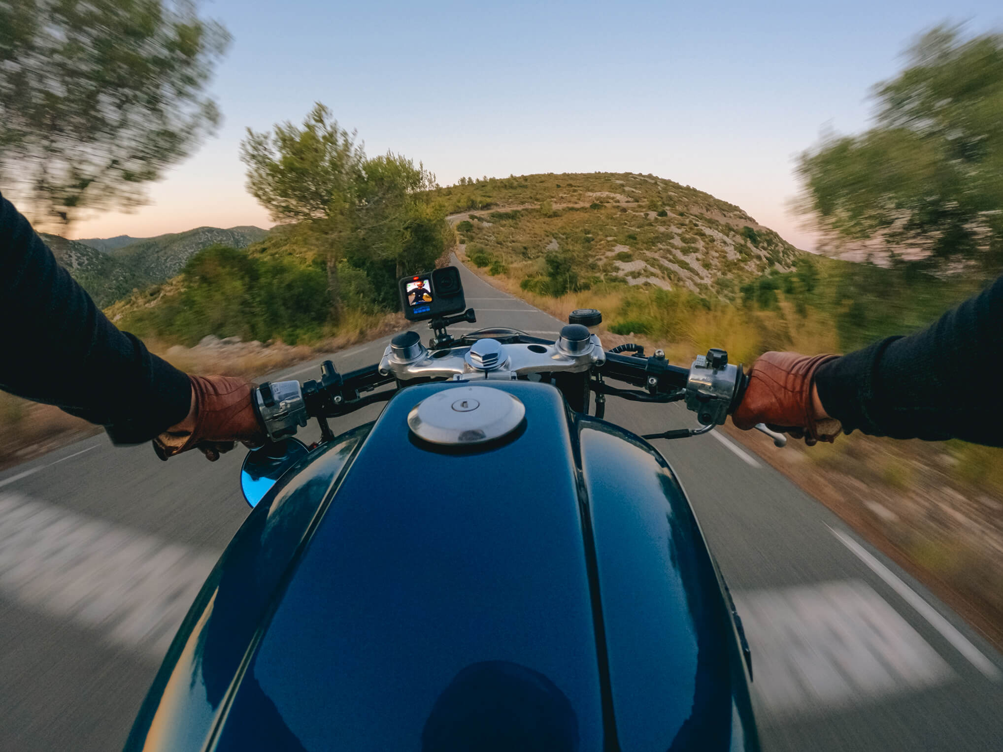 GoPro au bord du gouffre : l’icône absolue des motards reconnaît des ...