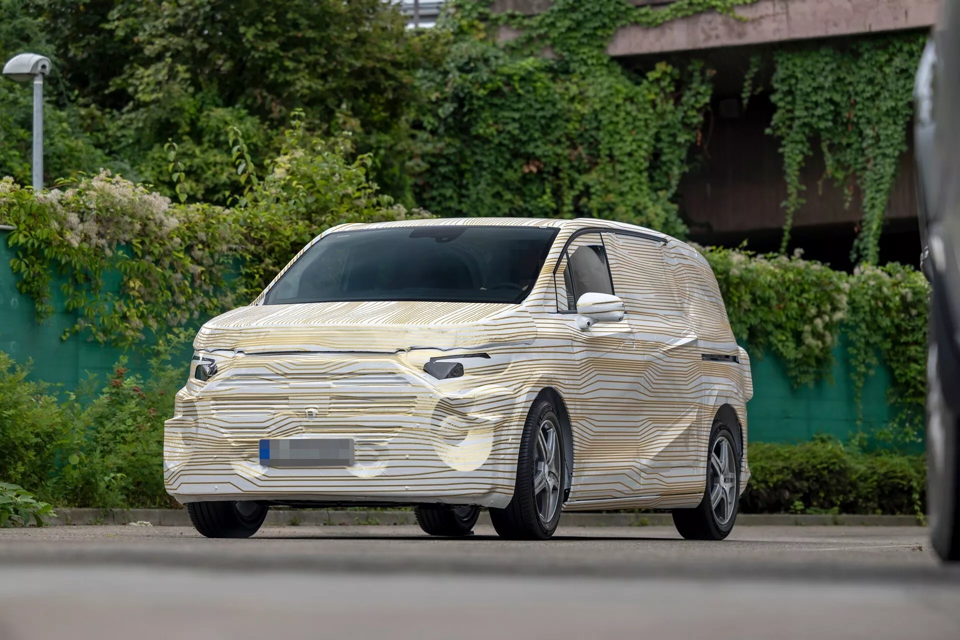 Mercedes montre son nouveau van électrique (mais on n'y voit rien)