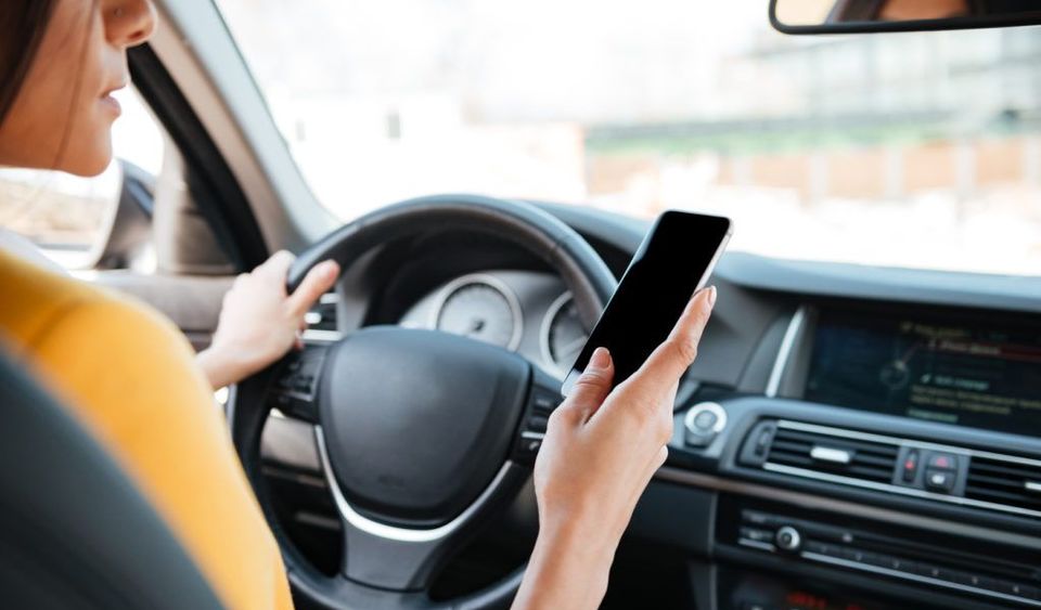 Téléphone au volant : les Français approuvent un durcissement des sanctions