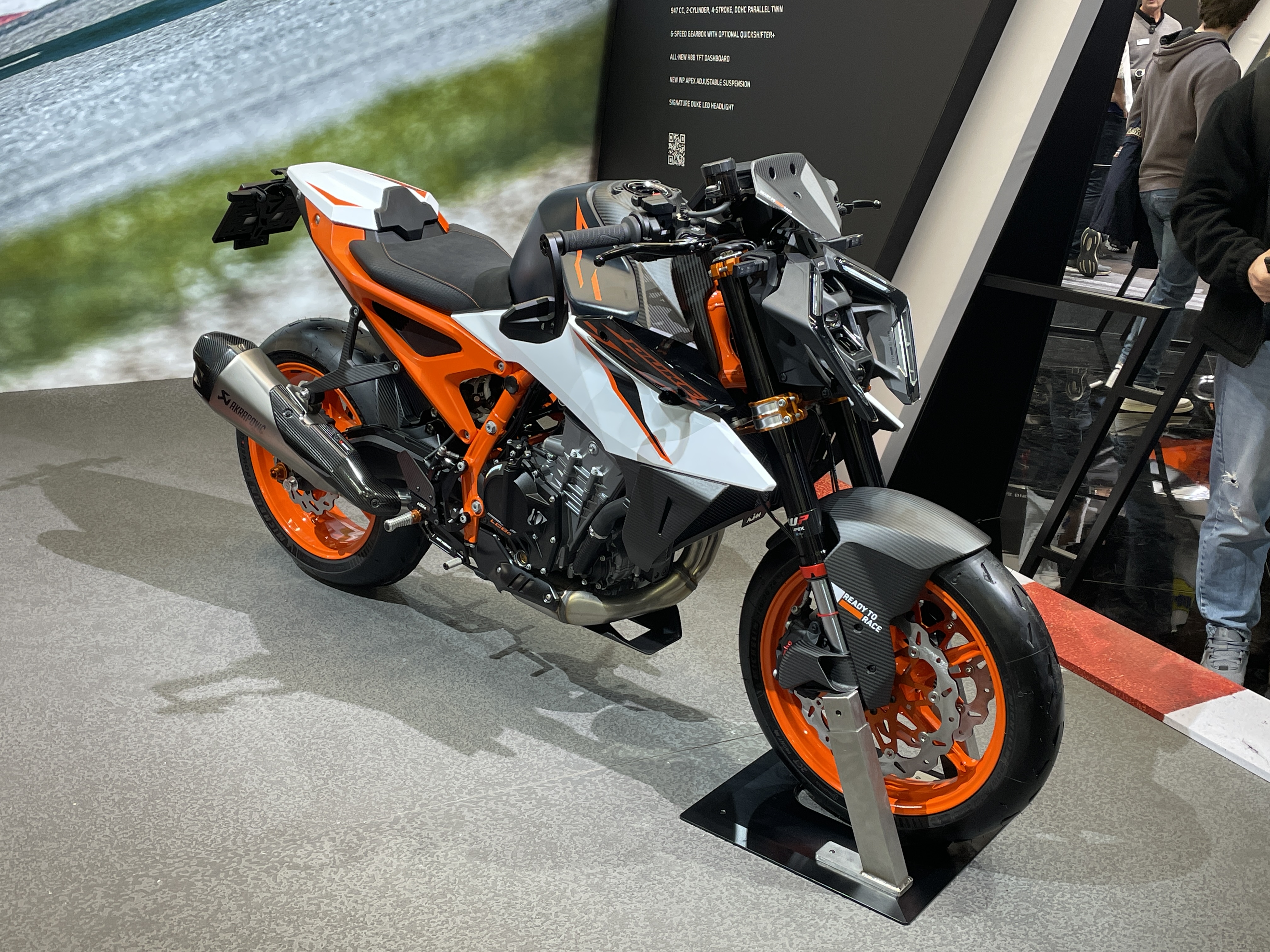 La KTM 990 Duke R, la version la plus extrême des Duke prend la pose au ...