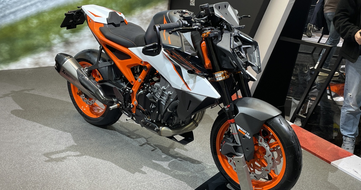 La KTM 990 Duke R, la version la plus extrême des Duke prend la pose au ...