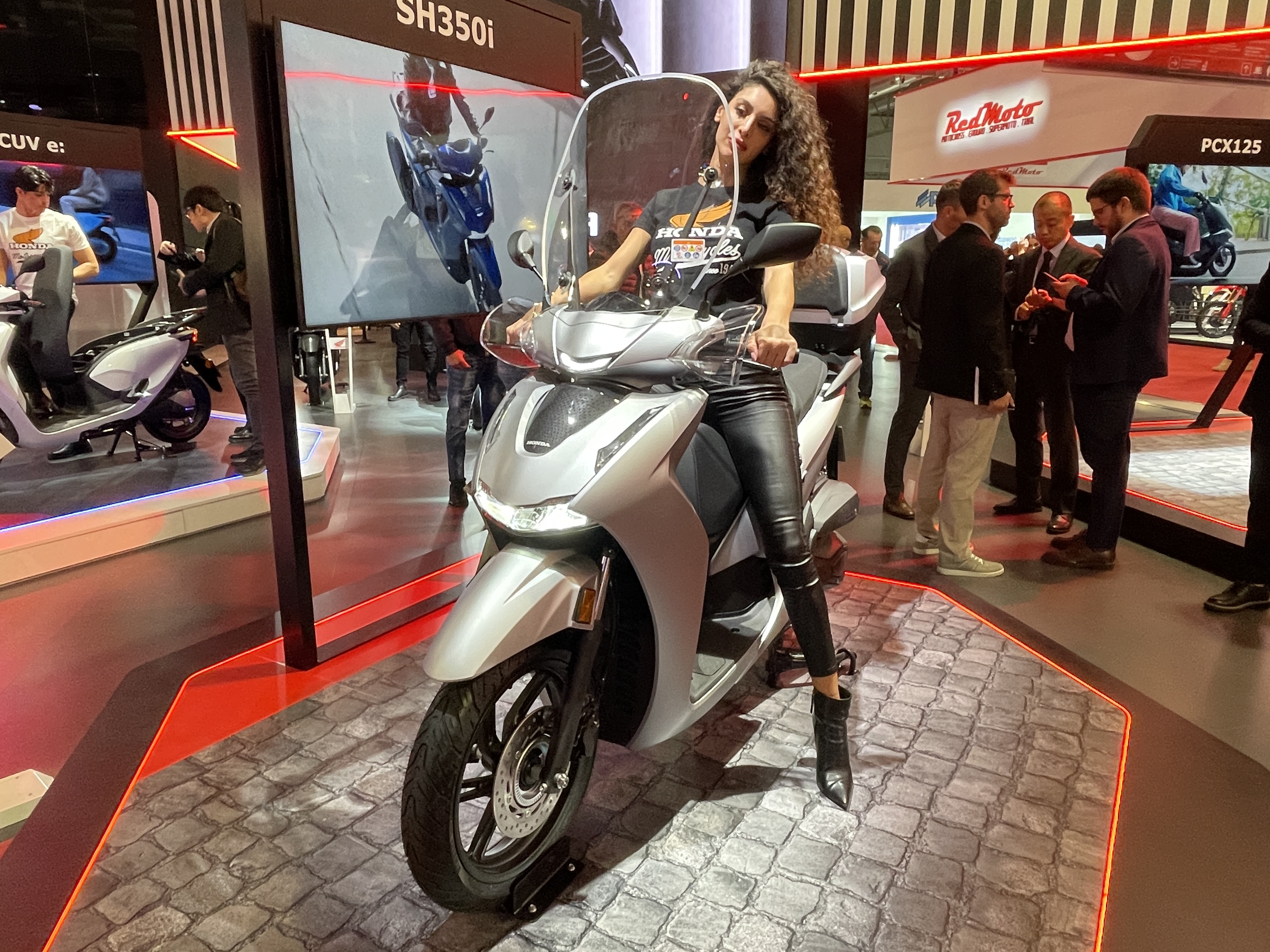 Quelques modifications pour le Honda SH 350 en direct du salon de Milan