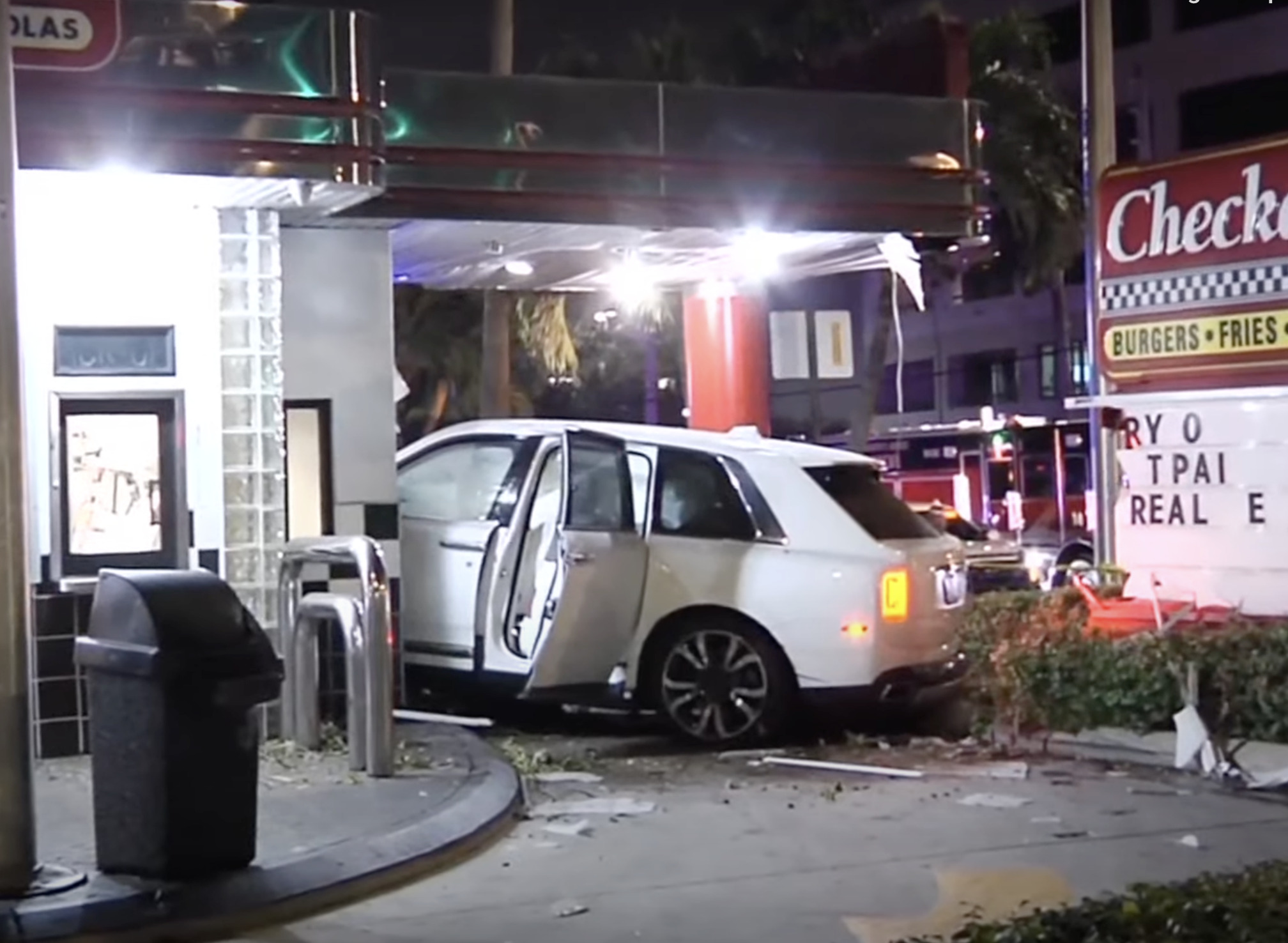 Il encastre un Rolls-Royce Cullinan volé dans un fast-food