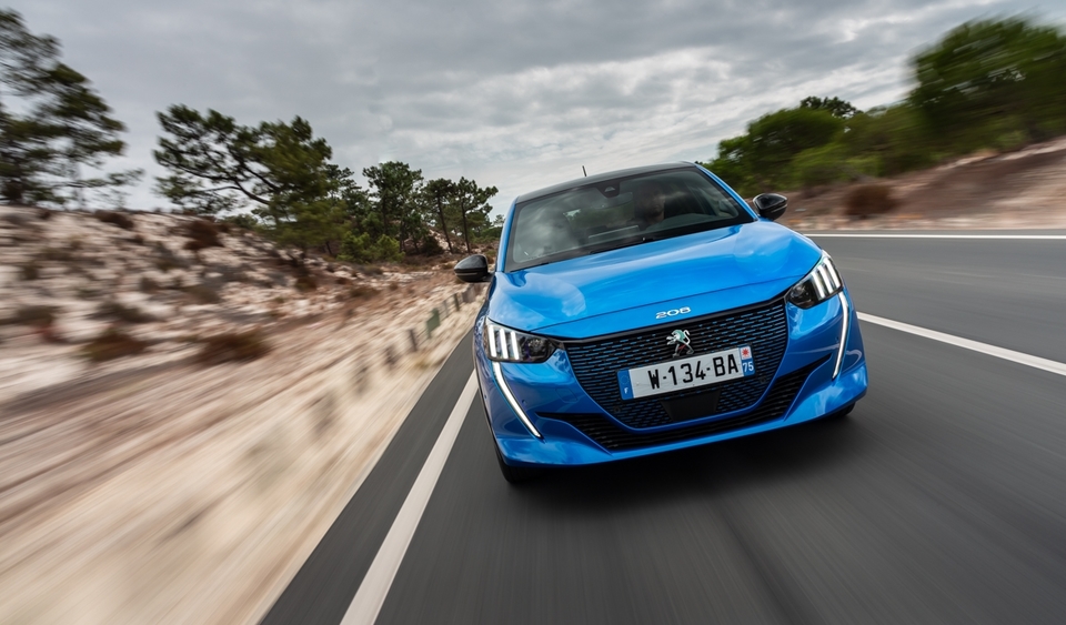 Débuts spectaculaires pour la Peugeot 208 électrique