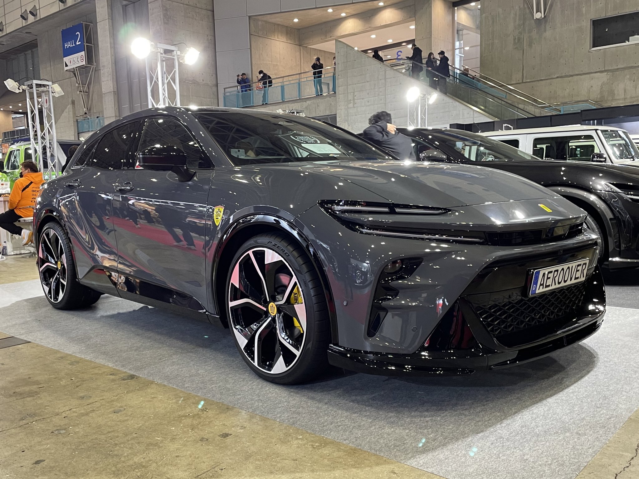 Ce SUV Toyota est si proche d'une Ferrari qu'un propriétaire le badge ...