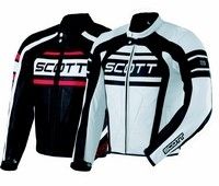 Scott pare de cuir son blouson Drake...