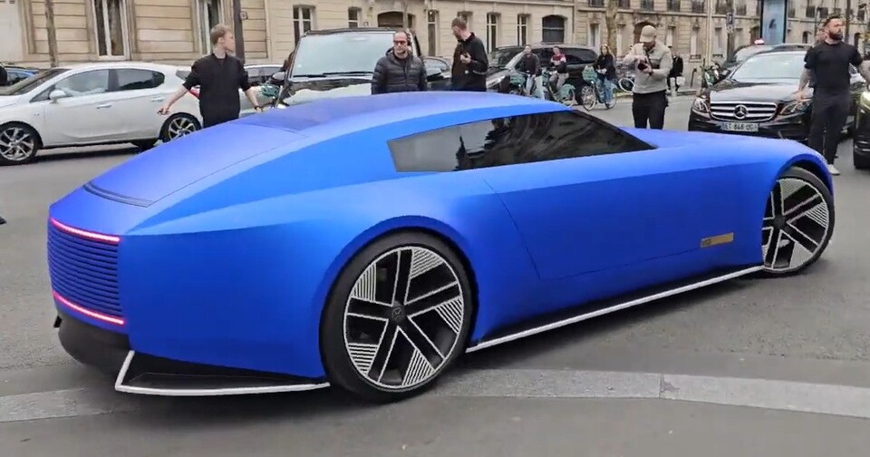 L'intrigante Jaguar Type 00 roule dans les rues de Paris à l'occasion ...