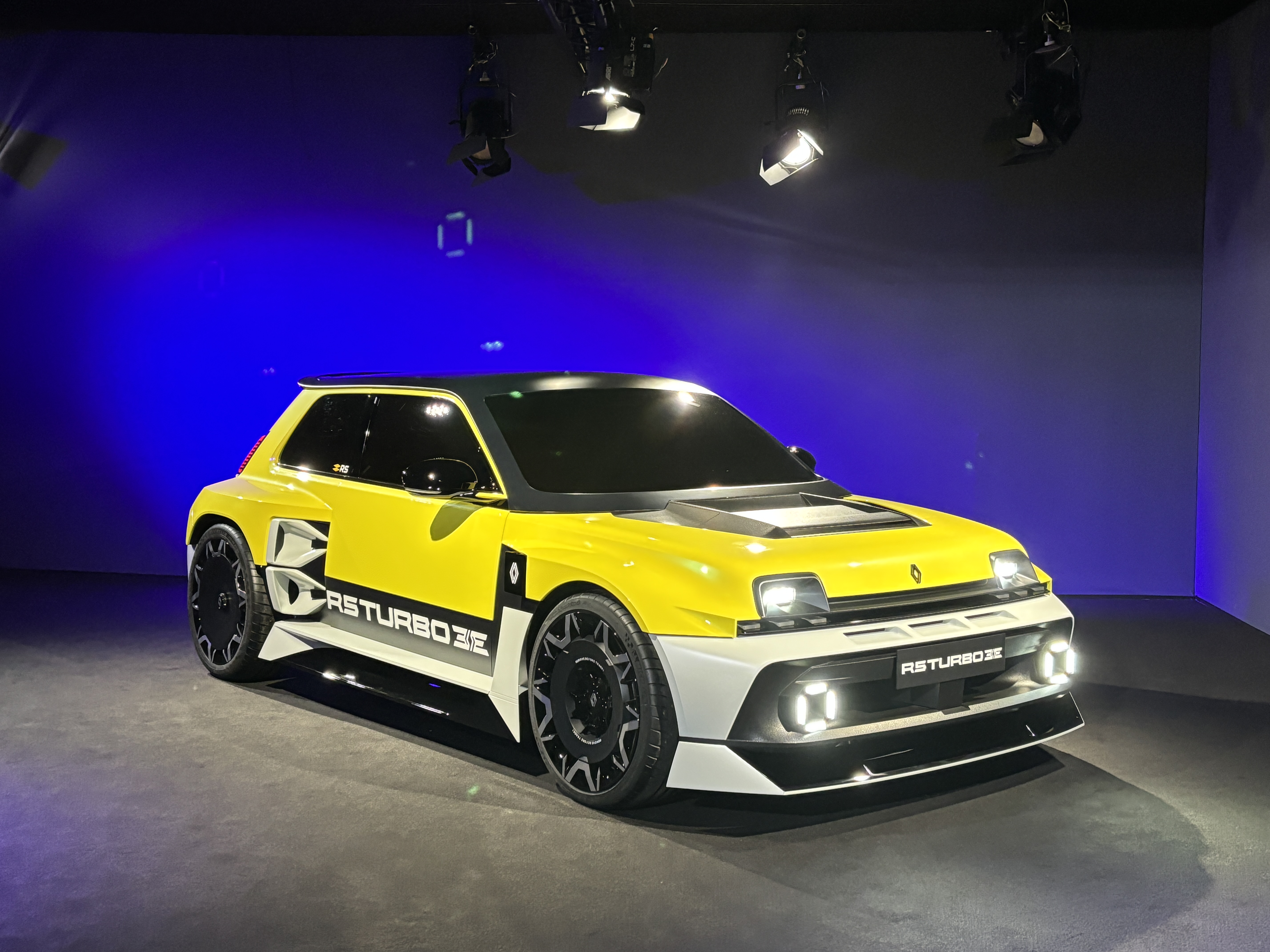 540 ch, 4 800 Nm et 2 mètres de large, Renault lâche son nouveau ...