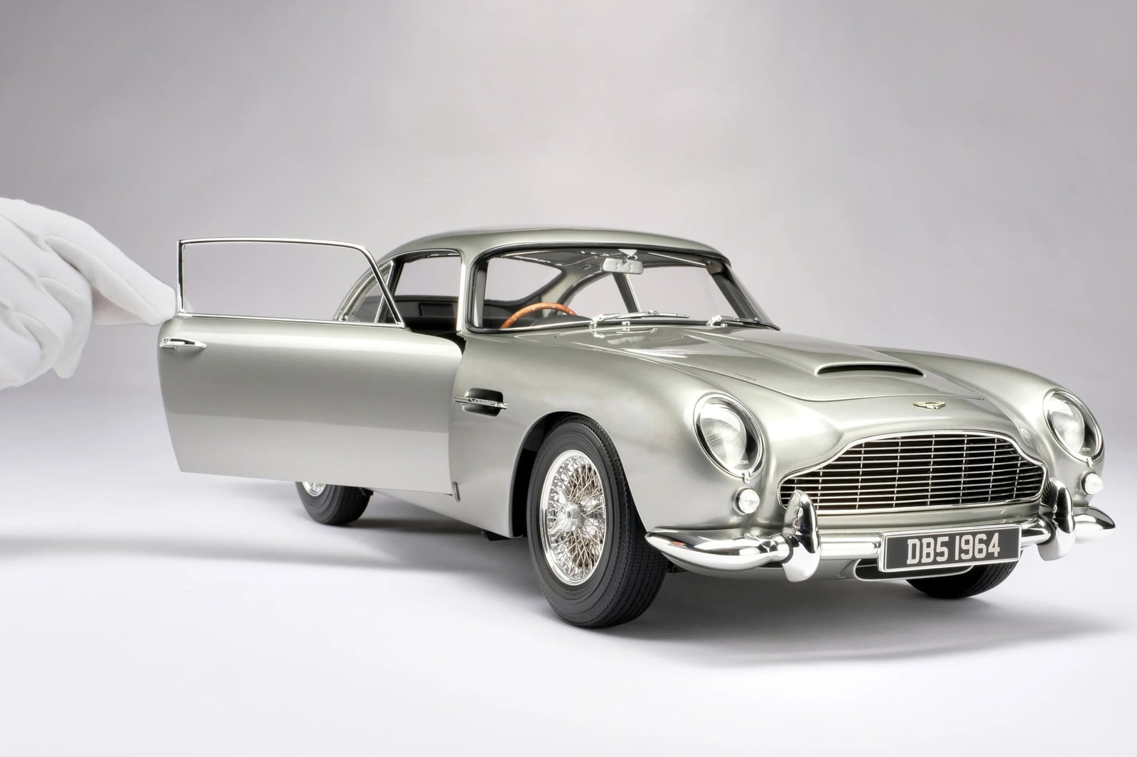Cette miniature d'Aston Martin DB5 vendue le prix d'une Polo neuve
