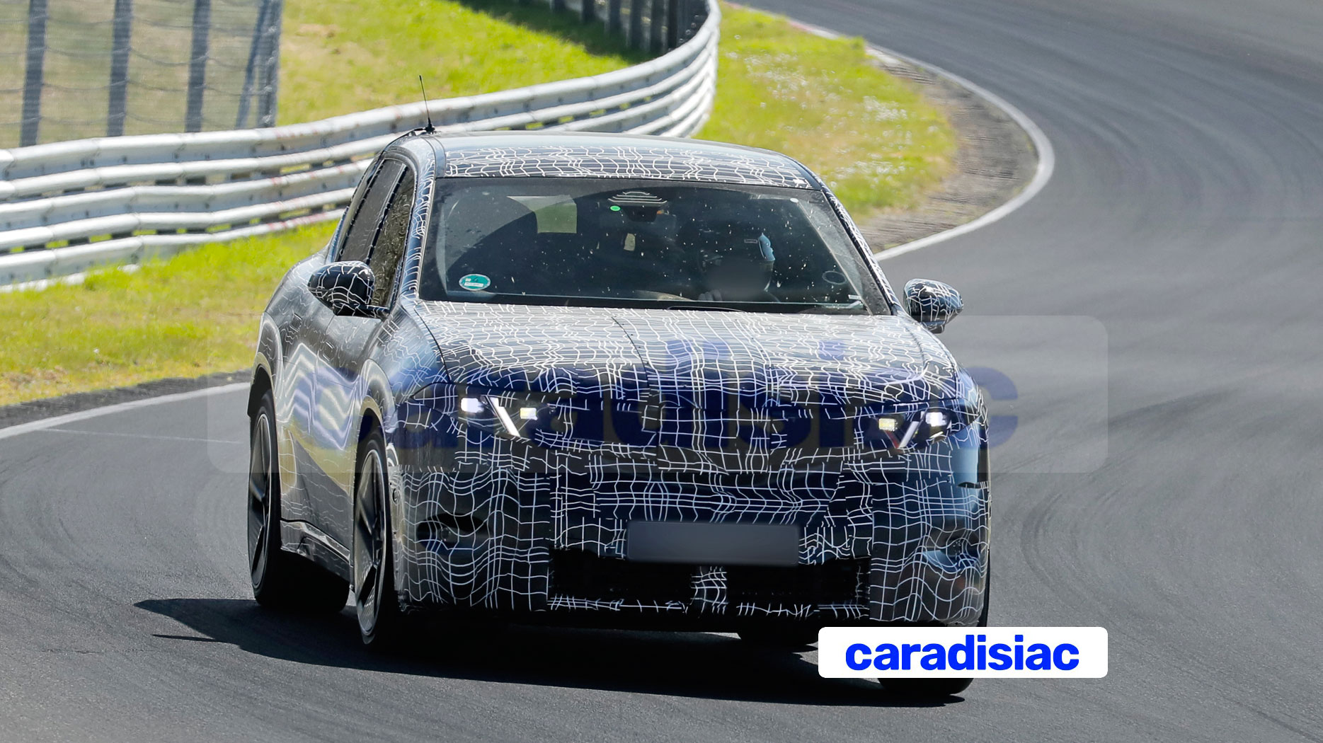 Avant sa présentation, le nouveau SUV électrique BMW iX3 s’essaie à la conduite sur circuit