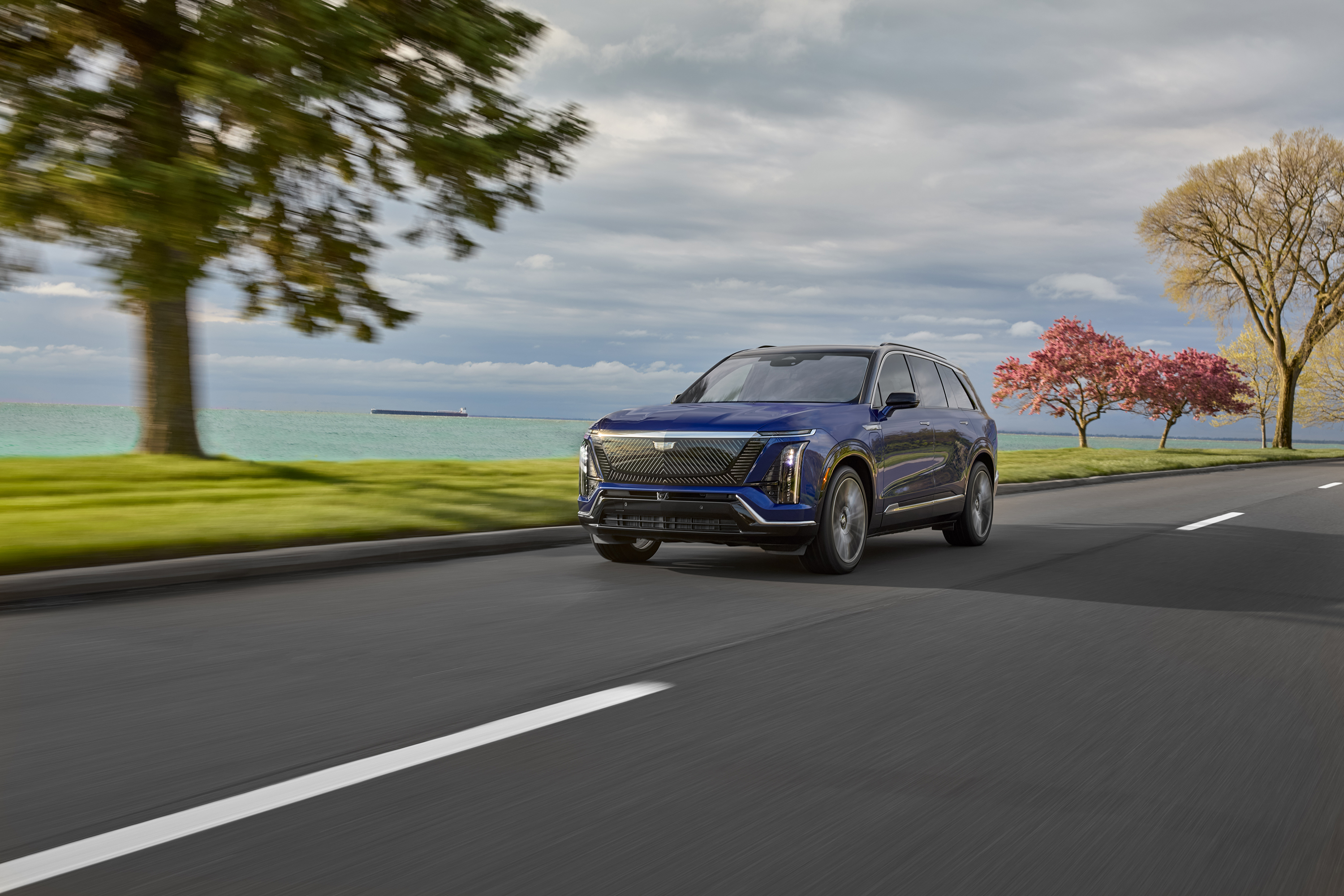Cadillac envoie du lourd avec la commercialisation en France de son SUV ...