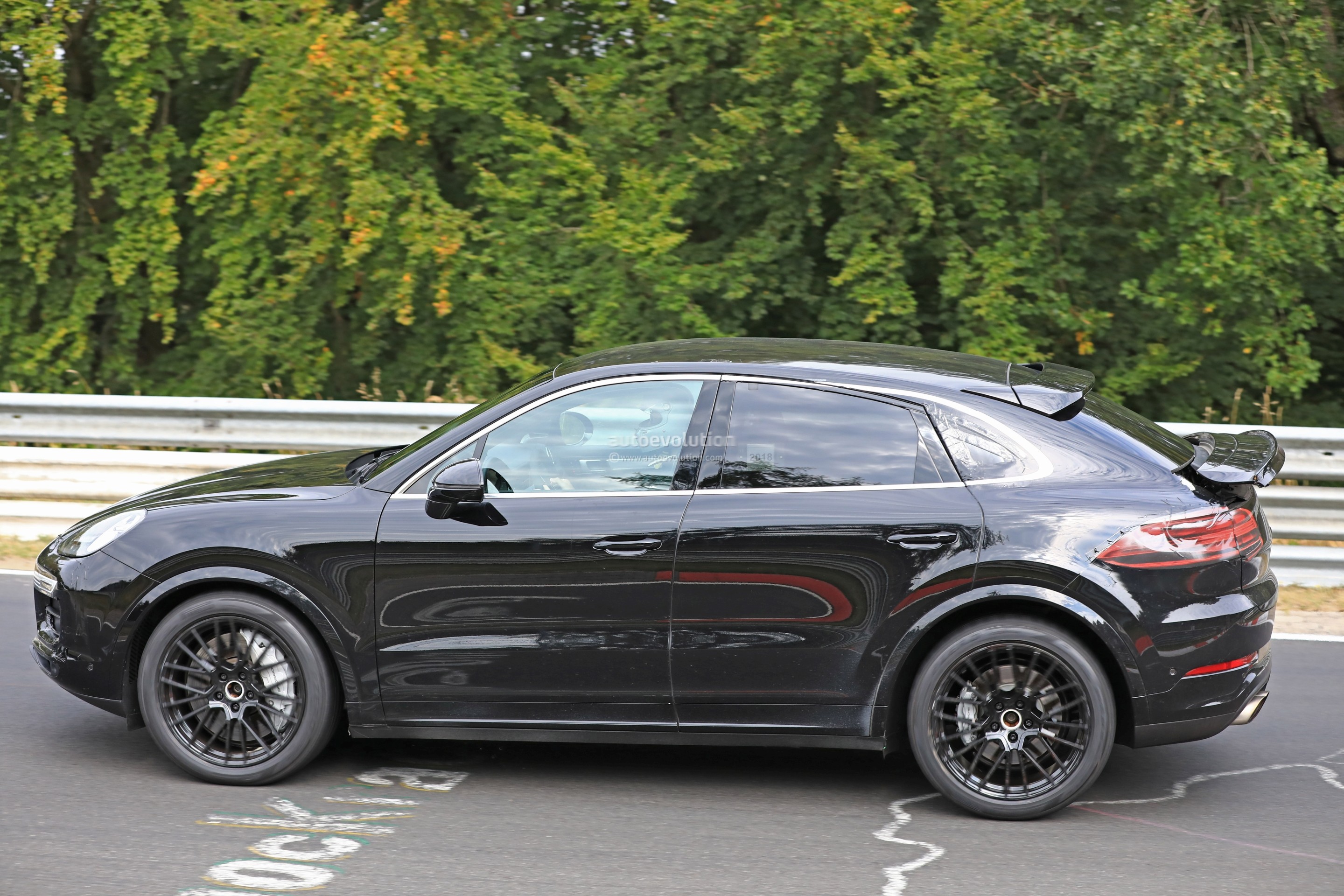 Le Porsche Cayenne Coupé se montre
