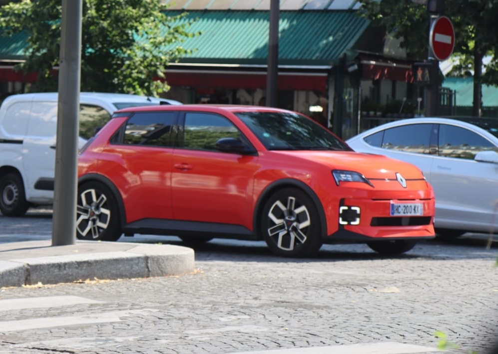 Mais quelle est cette étrange Renault 5 rouge