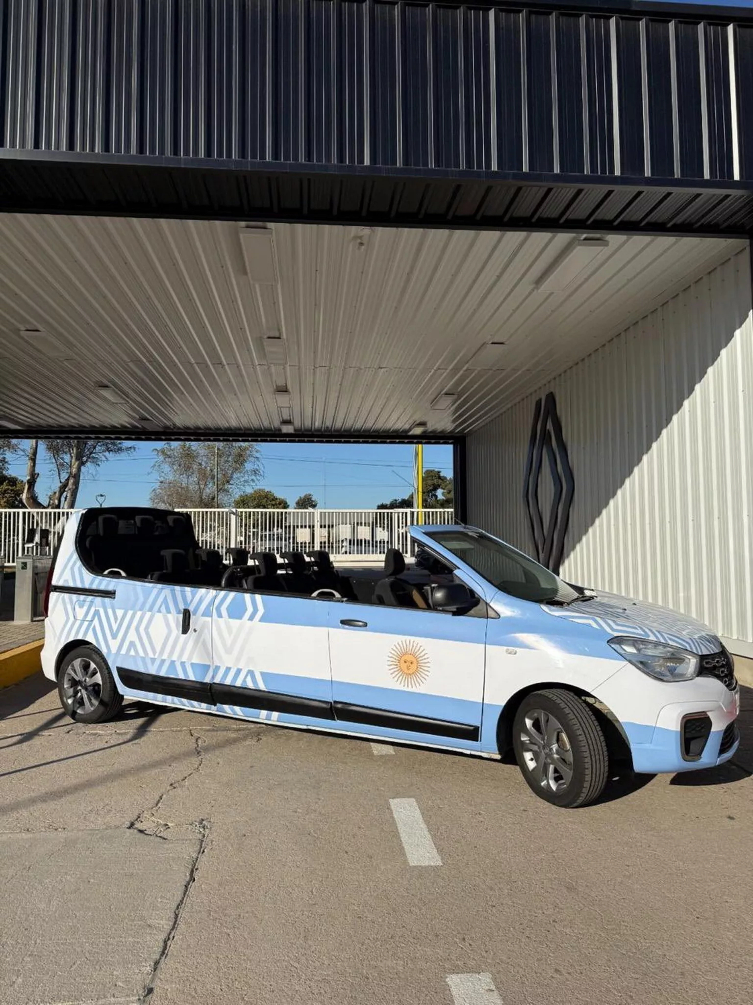 Oui, Renault a construit un Kangoo Express limousine cabriolet