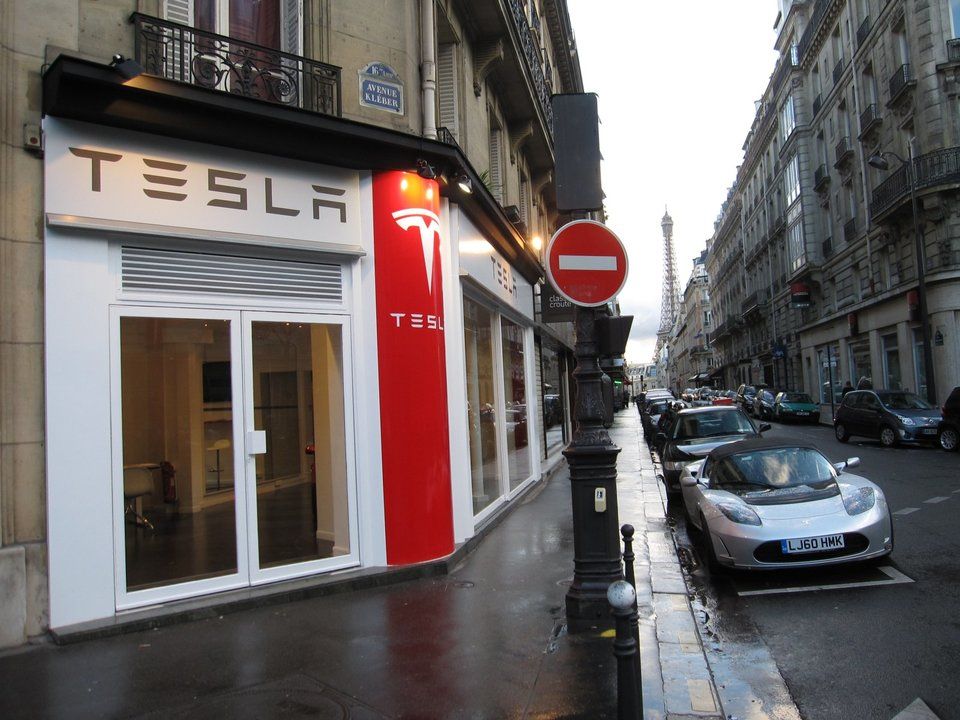 Reportage électrique : la nouvelle concession Tesla à Paris avec le ...