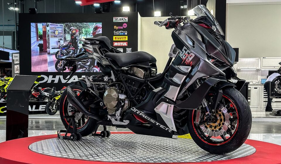 En direct de Milan : Italjet Dragster 559 Twin, le scooter qui se prend ...